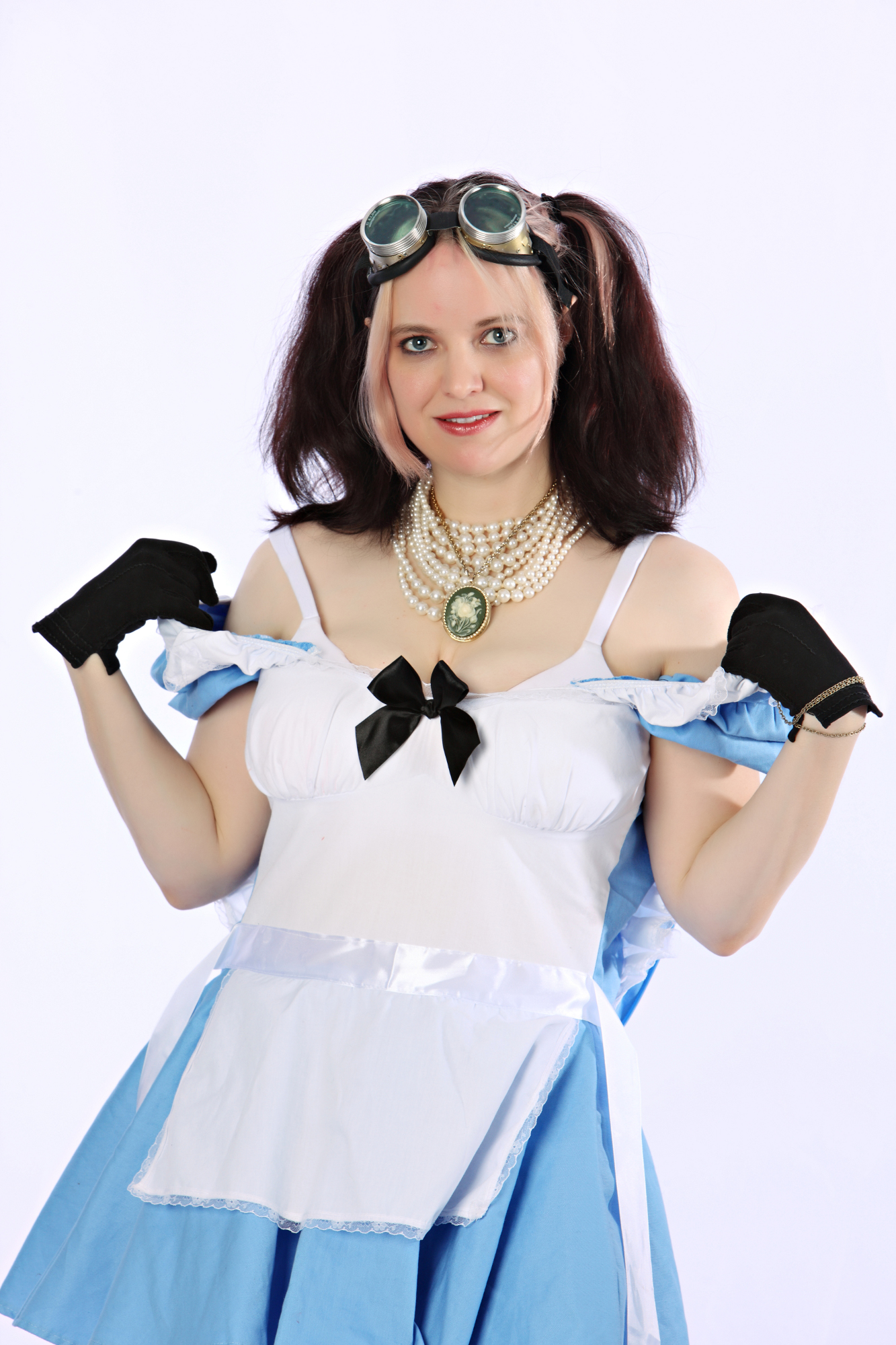 alice_strip_494 – Amber Unmasked